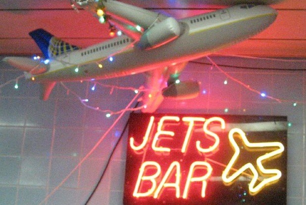 10 Top Airport Bars Slideshow
