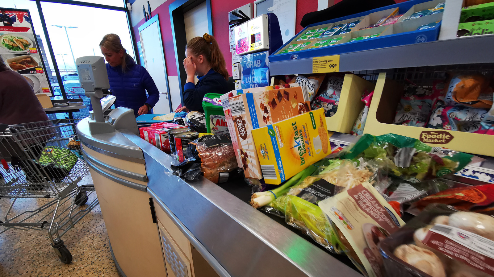 11 Secrets About Being An Aldi Cashier, Revealed
