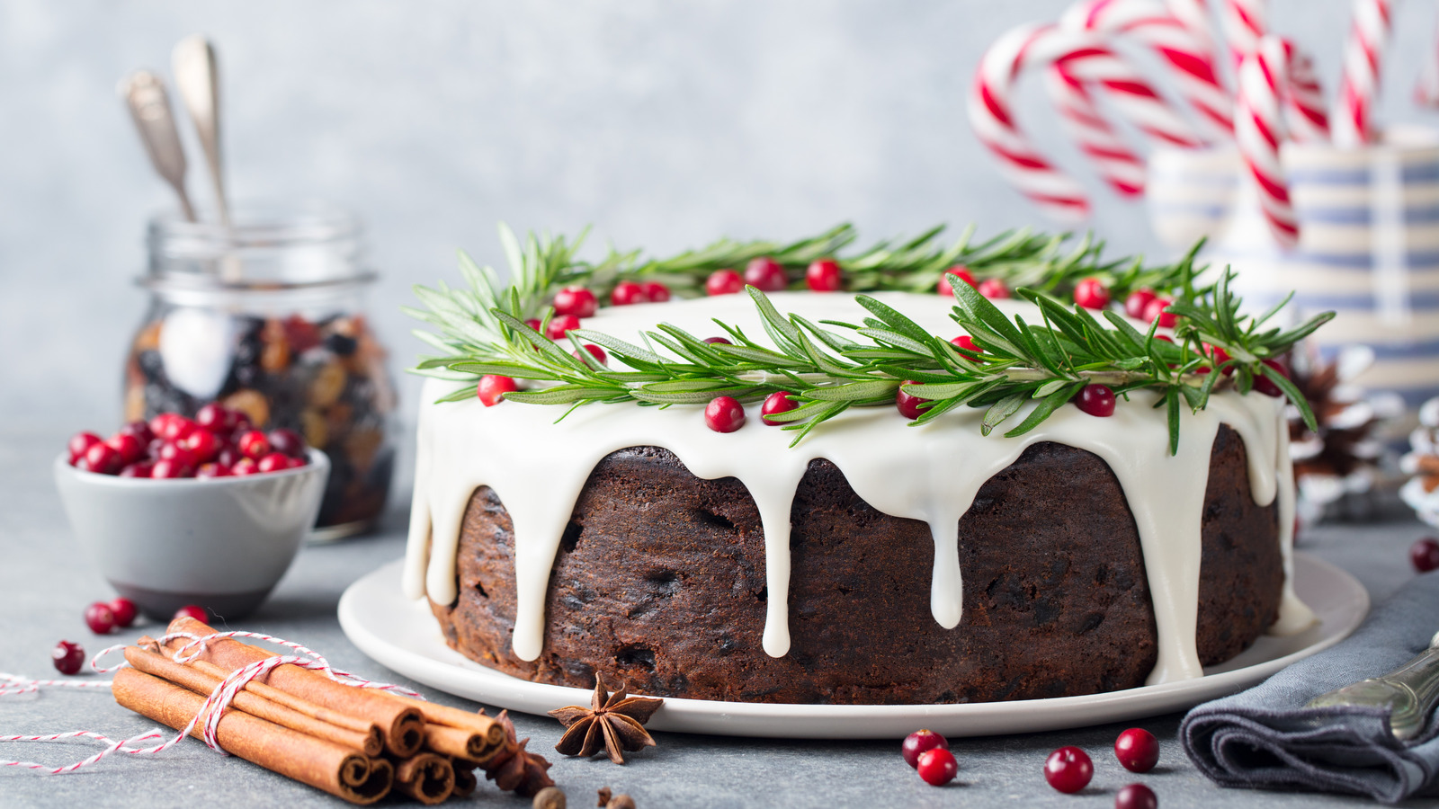 12 Christmas Cakes That Will Give You A Taste Of The Holiday Spirit