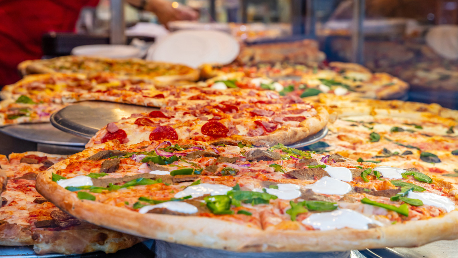 Mistakes Everyone Makes When Ordering At A Pizzeria
