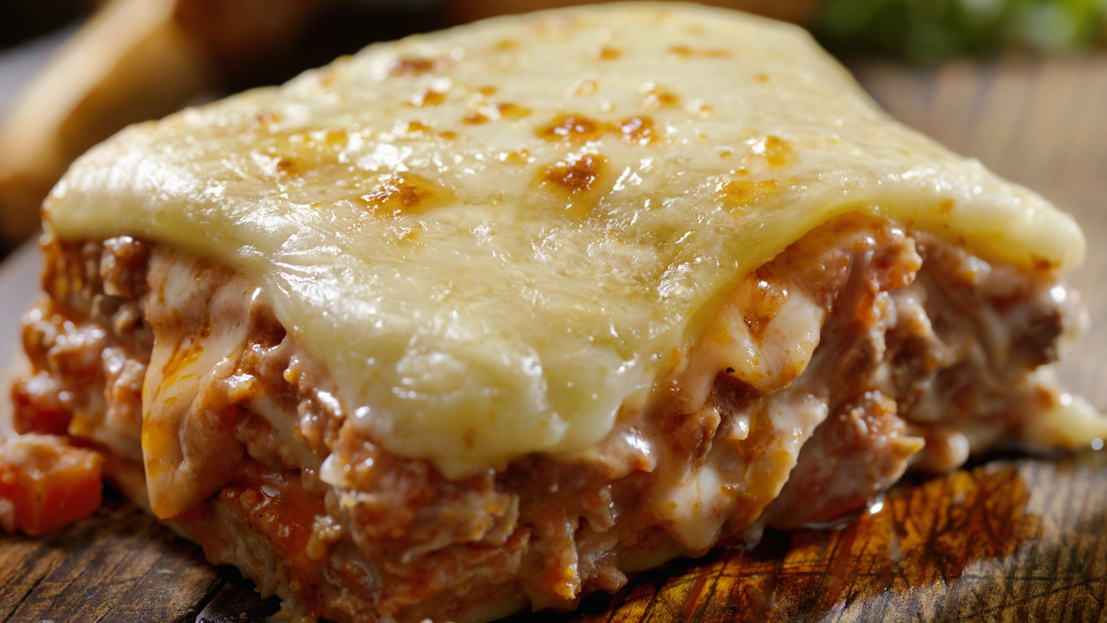 A Drizzle Of Milk Will Help Stop Your Lasagna Corners From Getting ...