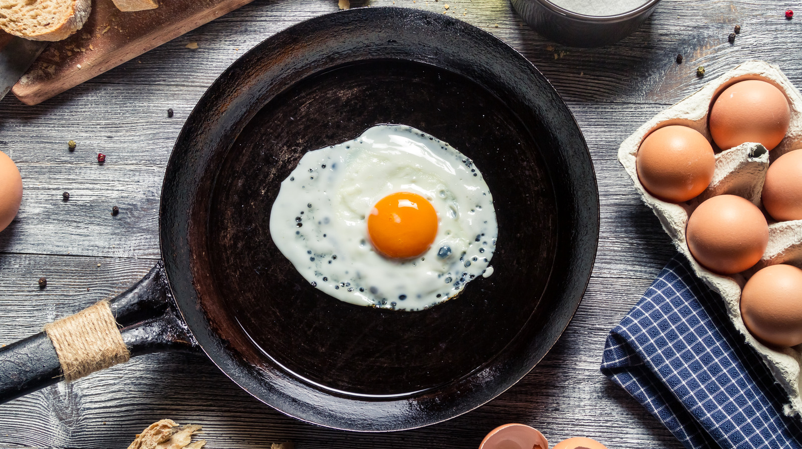 A Fish Spatula Is Key To The Perfect Egg Flip