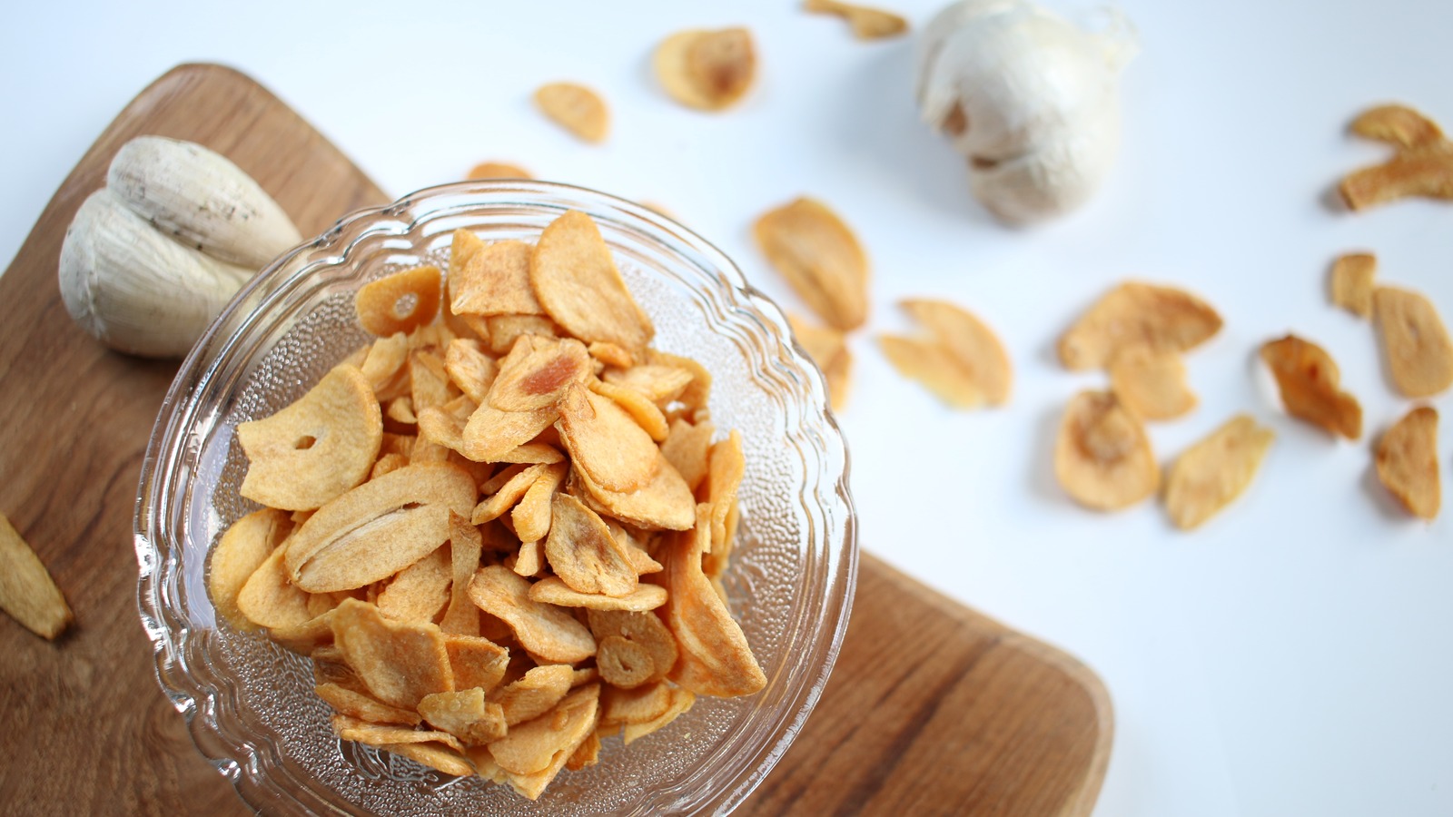 Crispy Garlic Chips Are The Salad Topping You Didn't Realize You Were ...