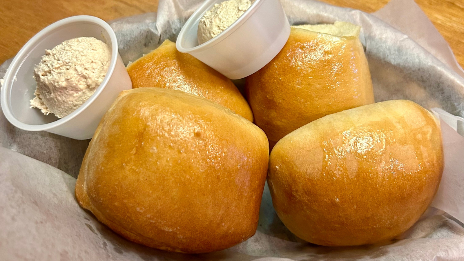 Give Texas Roadhouse's Rolls A Savory Twist With This Ordering Hack