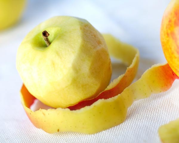 Guy Peels A Bunch Of Apples In The Coolest Way Possible