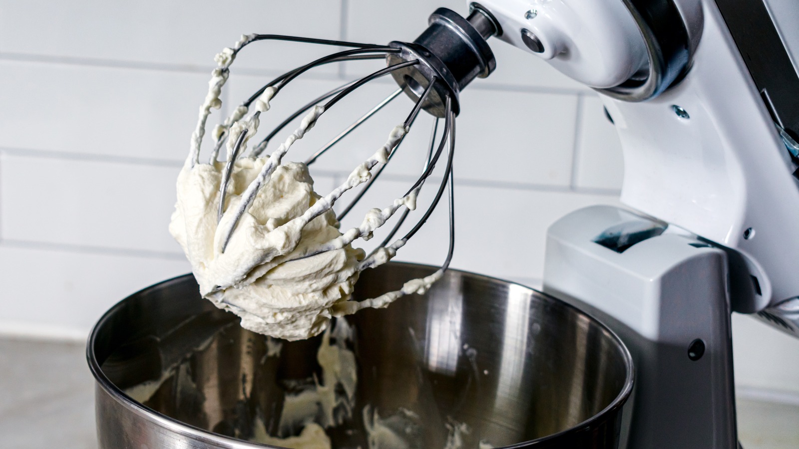 Here's The Difference Between Whisking And Stirring