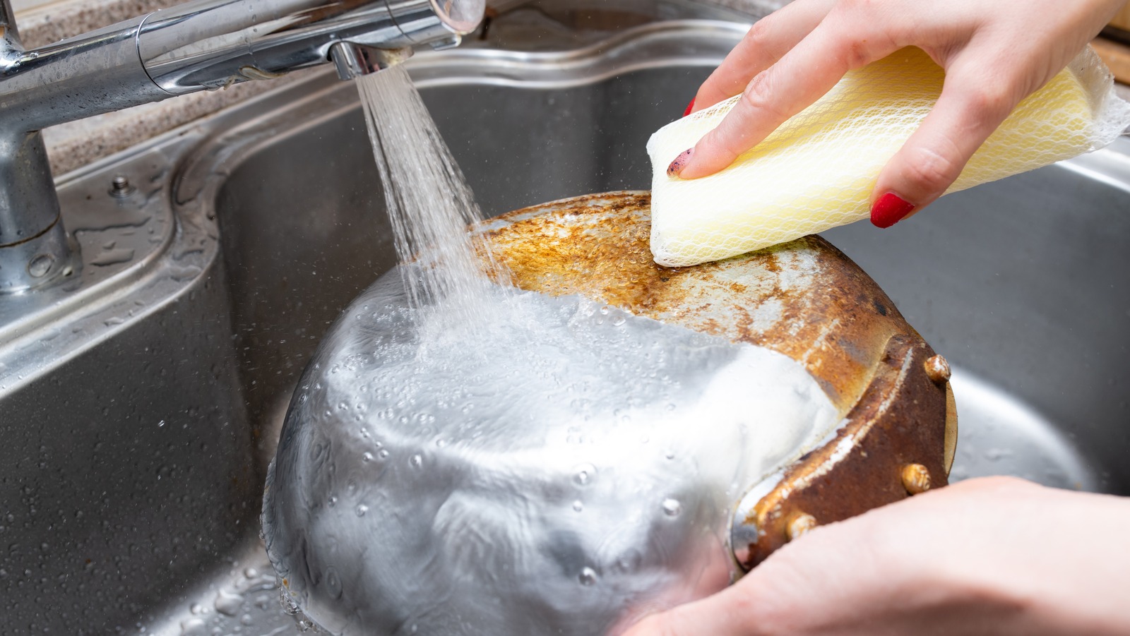 Here's The Easiest Way To Clean Those Dirty Aluminum Pans