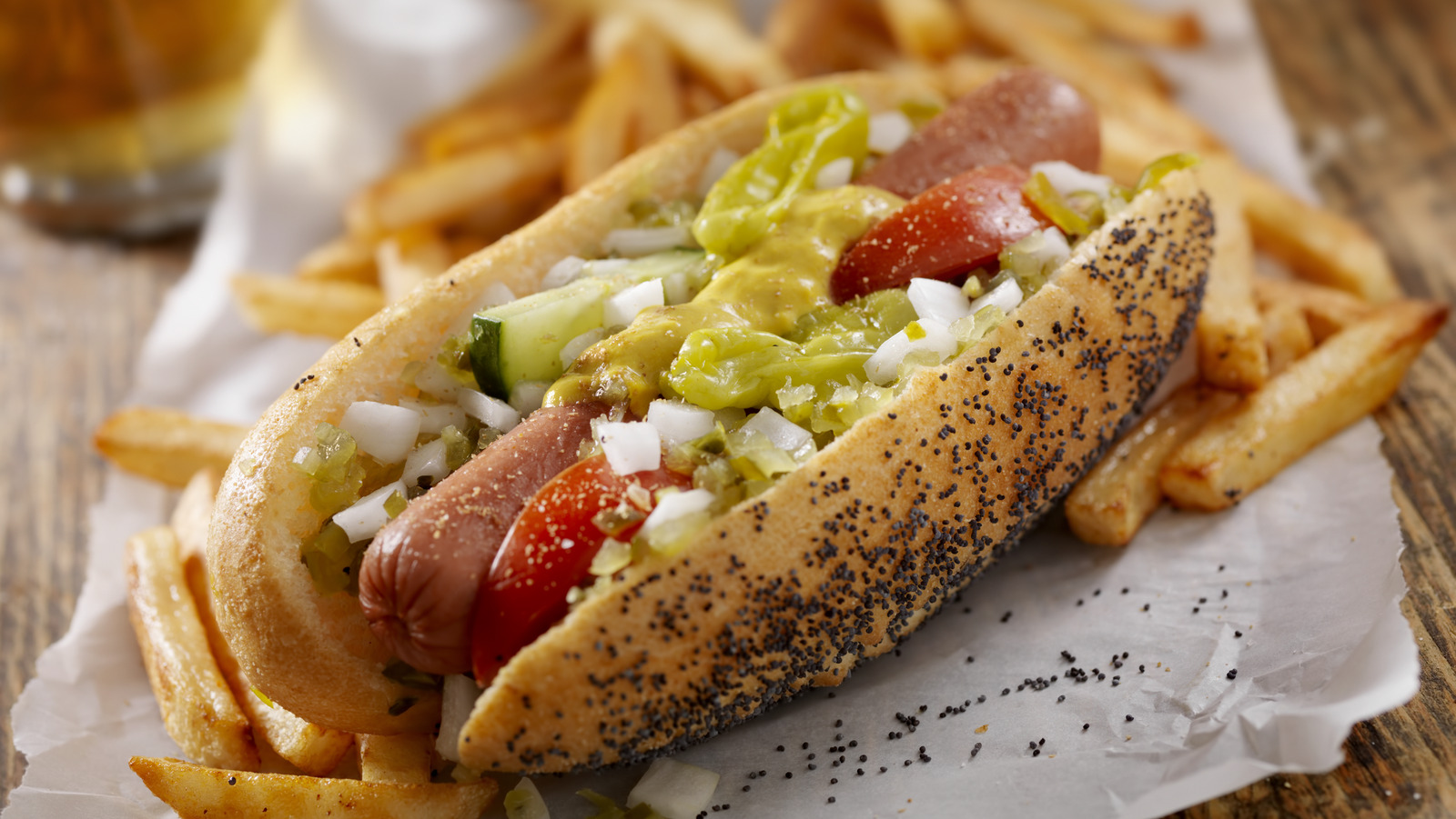 Here's Why Chicago-Style Hot Dogs Are Always Served On Poppy Seed Buns