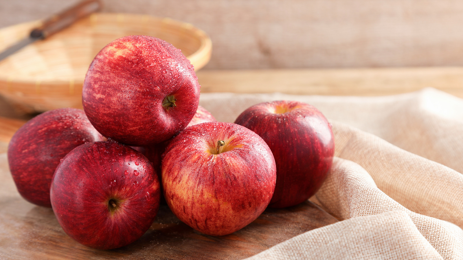 If You Don't Own An Apple Corer, Look To Your Wine Bar For Help