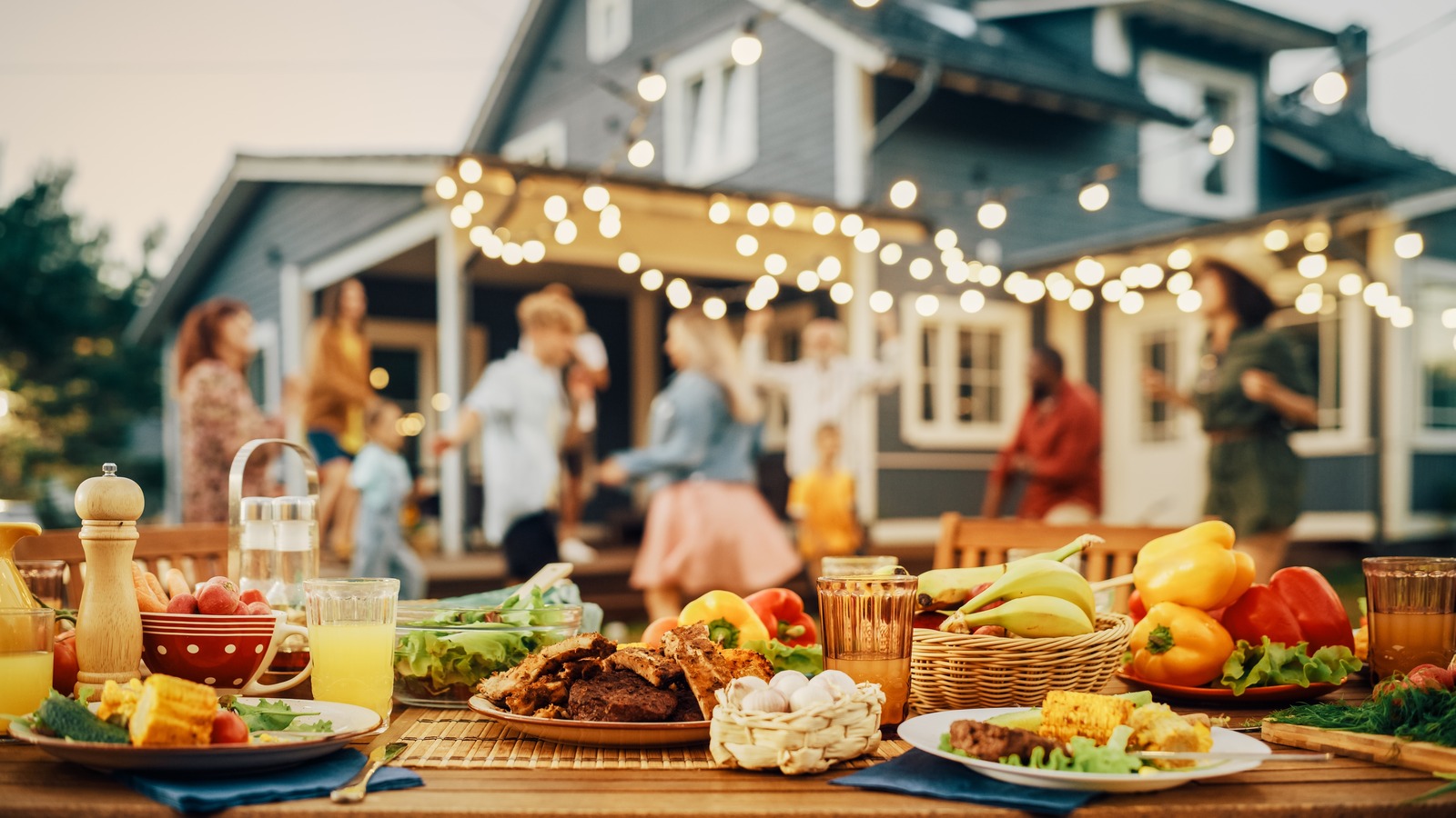 Large Vs Small Parties: When's The Best Time To Start Eating Dinner?