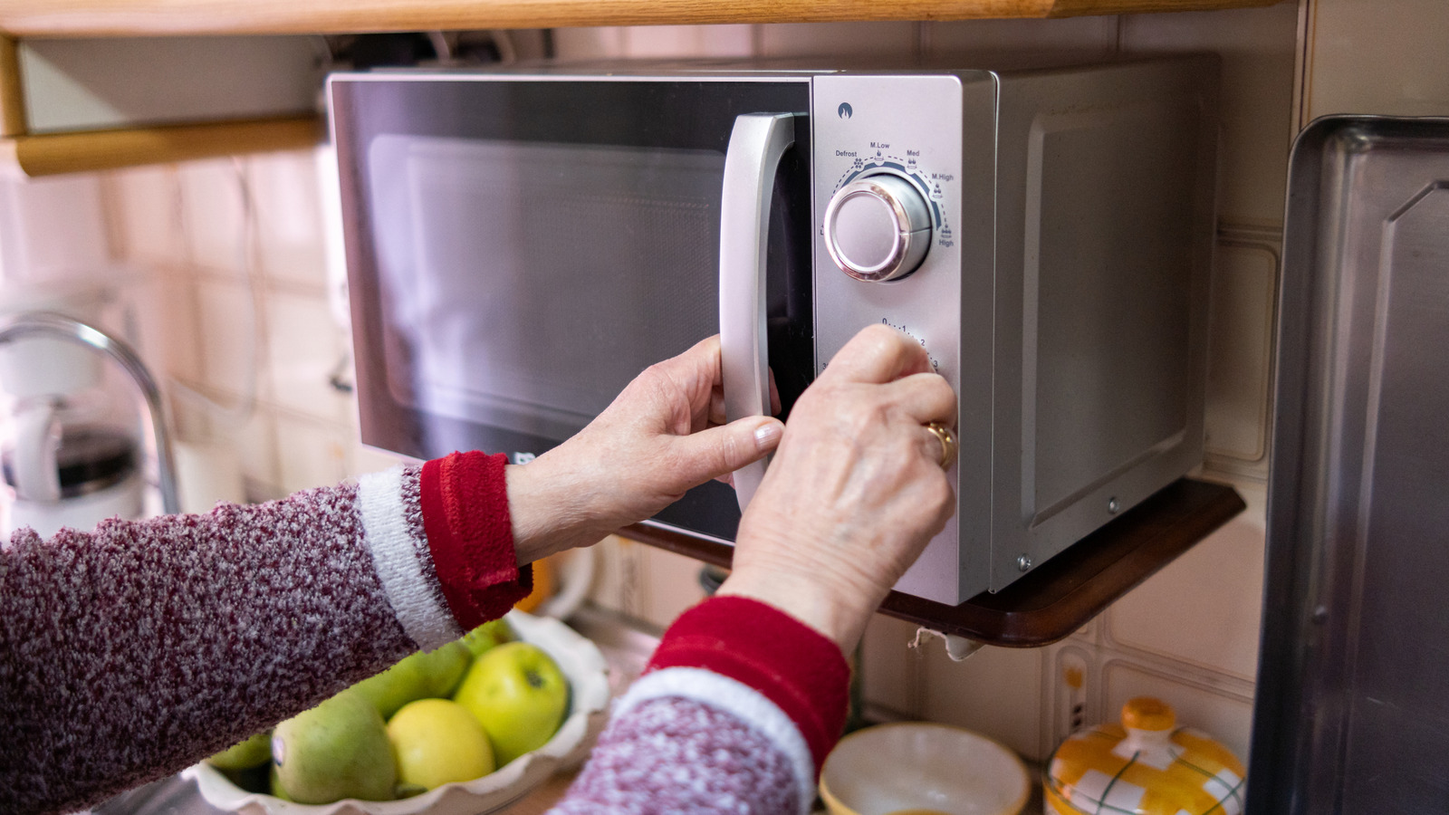 Never Clean Your Microwave With This Common Kitchen Item Or Risk The ...