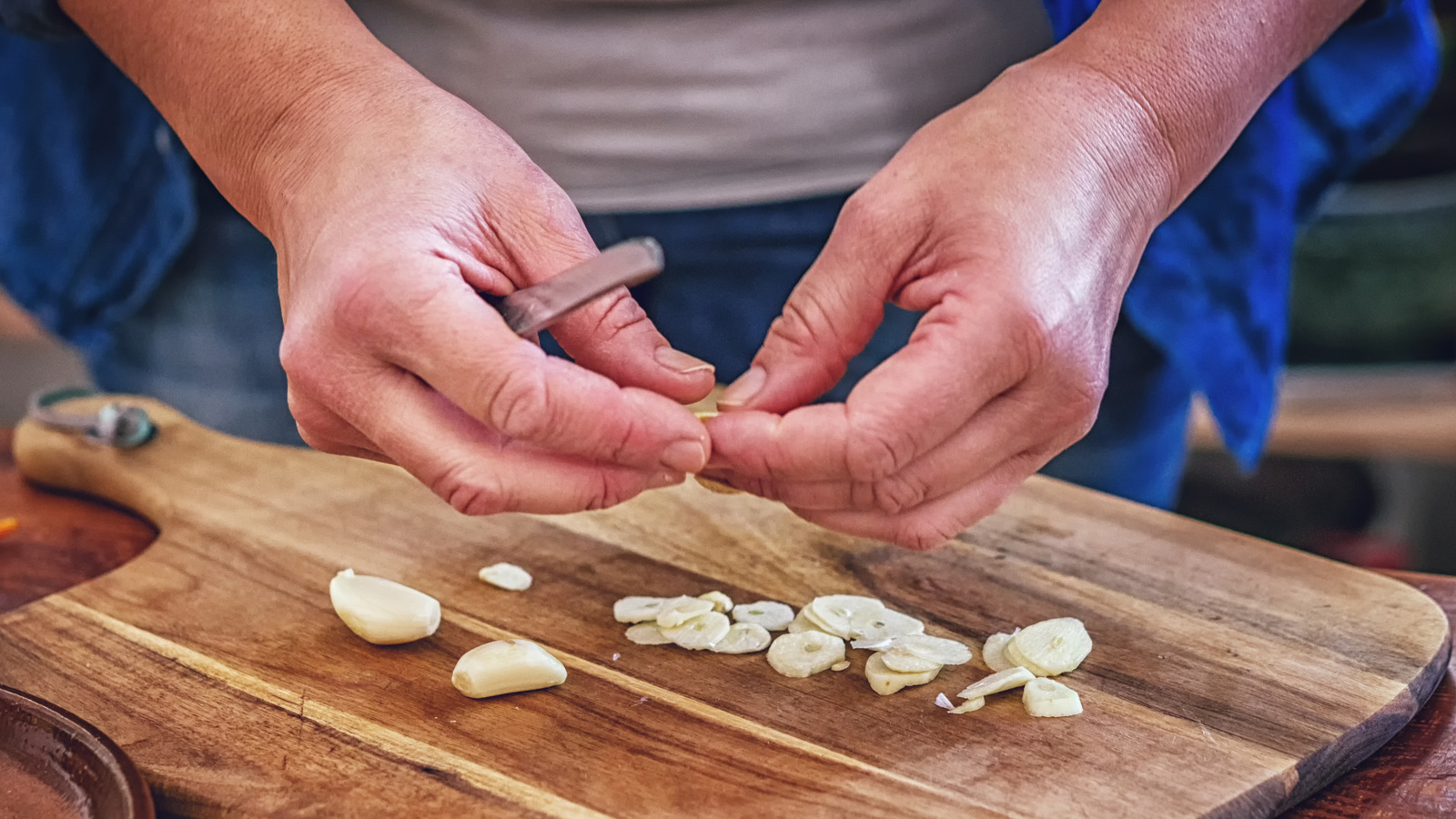 Rid Your Hands Of That Pungent Garlic Smell With Some Citrus Juice