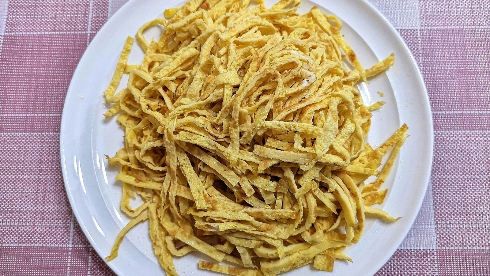 Roll And Slice Your Next Omelet For Protein-Packed Pretend Noodles