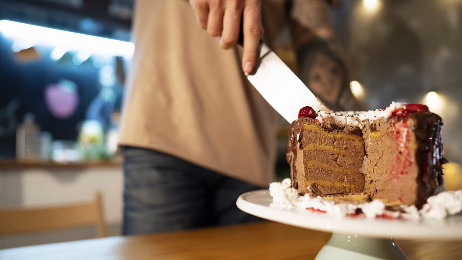 Seamlessly Cut Cake With A Simple Hot Water Hack