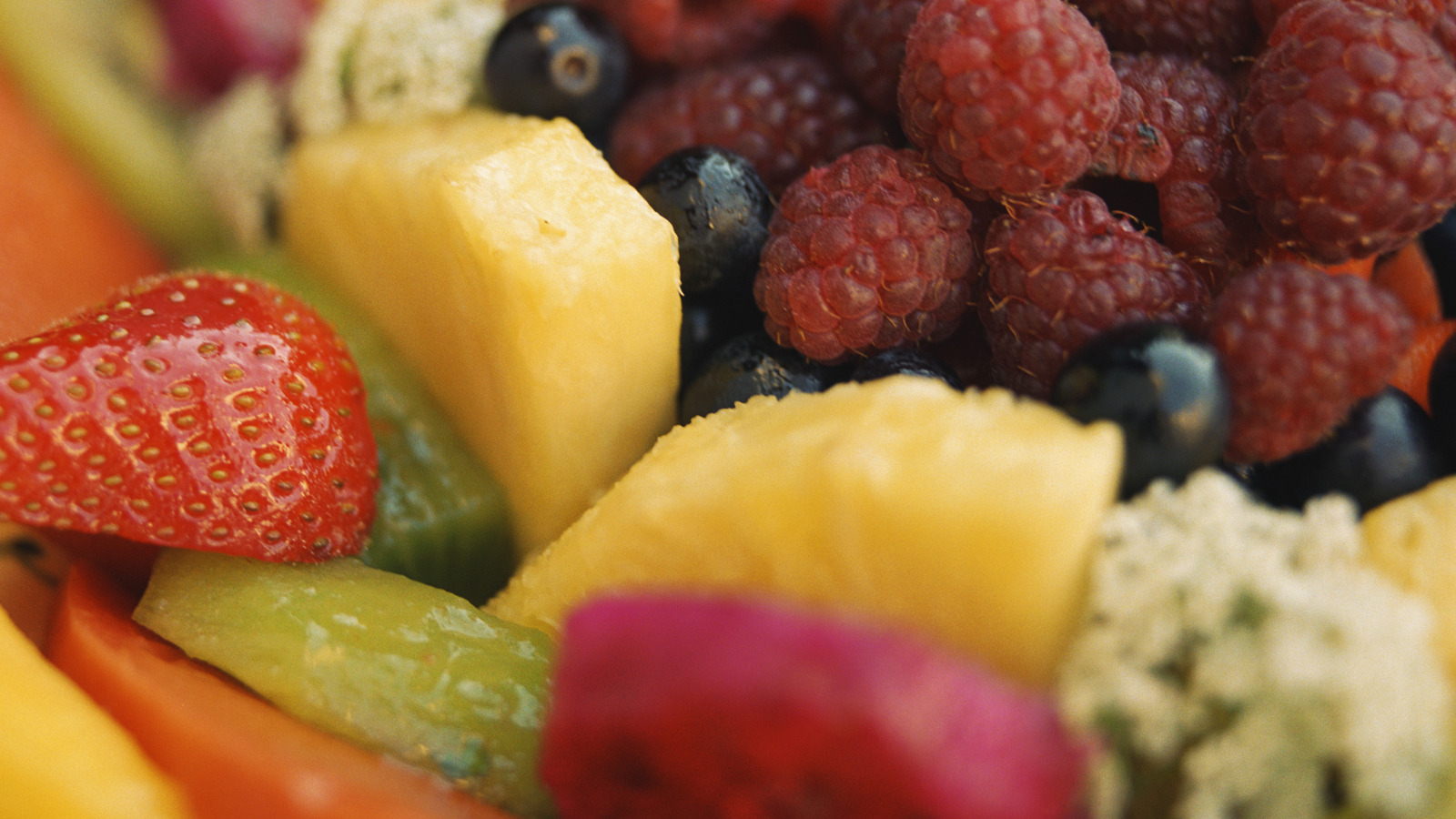 The Club Soda Trick To Keep Fruit Slices Crisp And Fresh