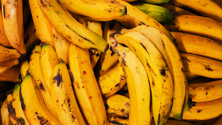 The Easy Way To Tell When A Plantain Is Ripe