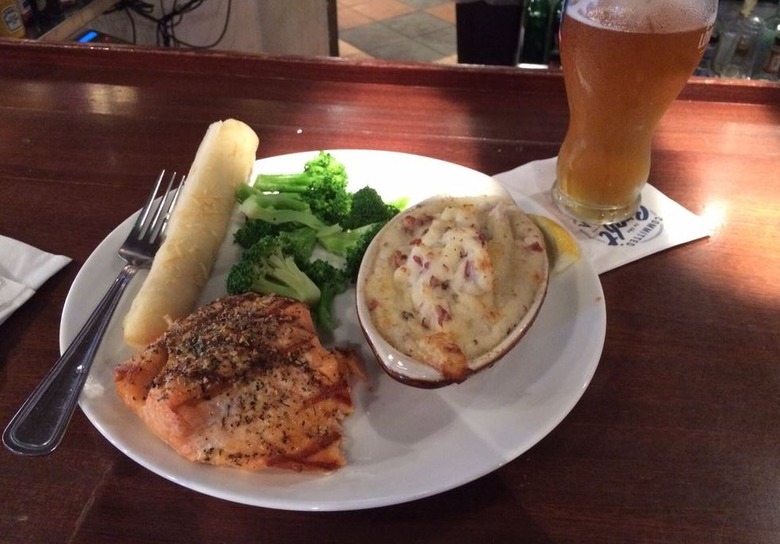 The Healthiest Entrées at Your 10 Favorite Chain Restaurants