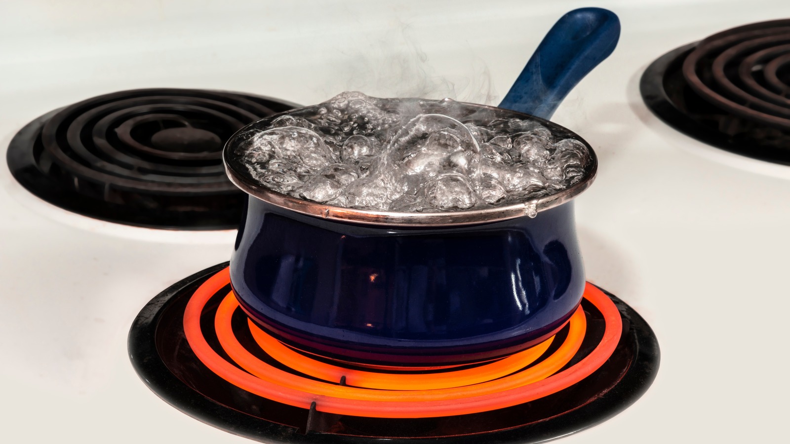 The Money-Saving Reason To Avoid Using Small Pans On Large Burners