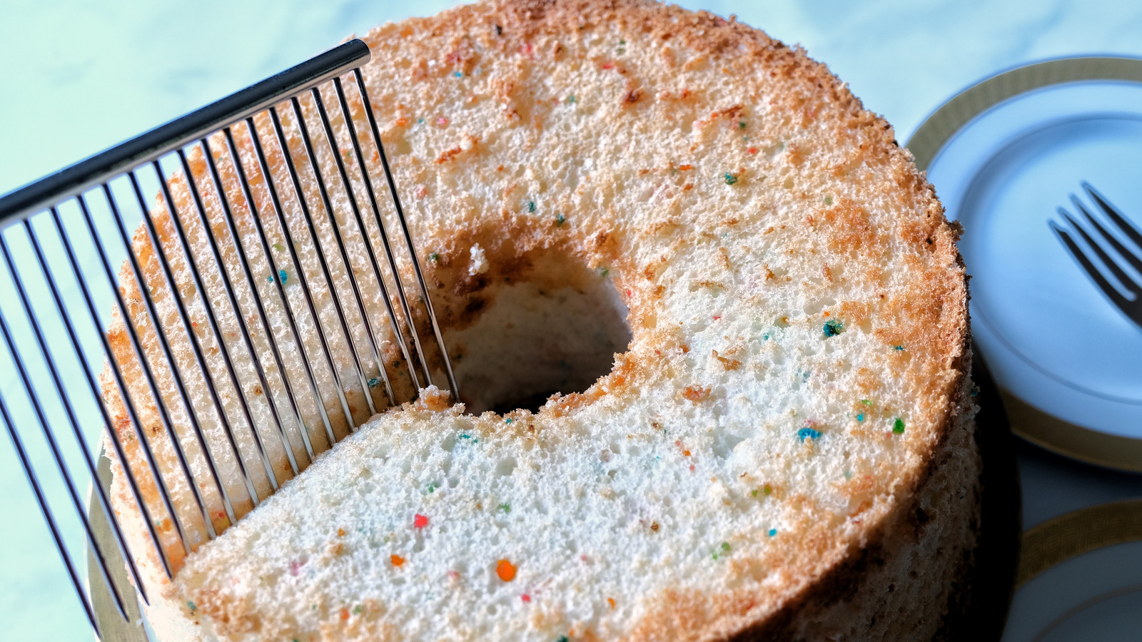 The Strange-Looking Baking Tool That Once Preserved Delicate Cake Slices