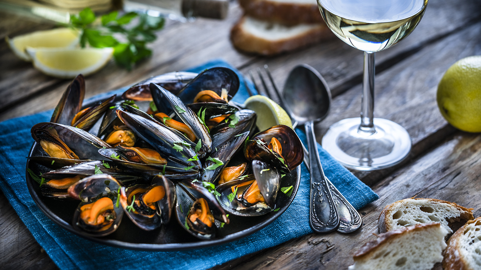 The Timing Tip To Keep In Mind When Steaming Mussels