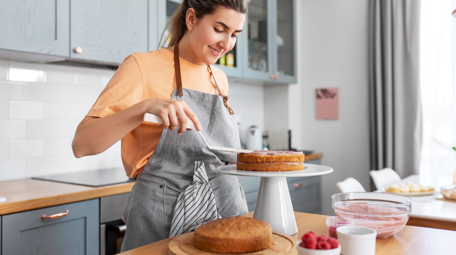 Why Cake Decorators Put A Dollop Of Frosting Underneath Their Bakes