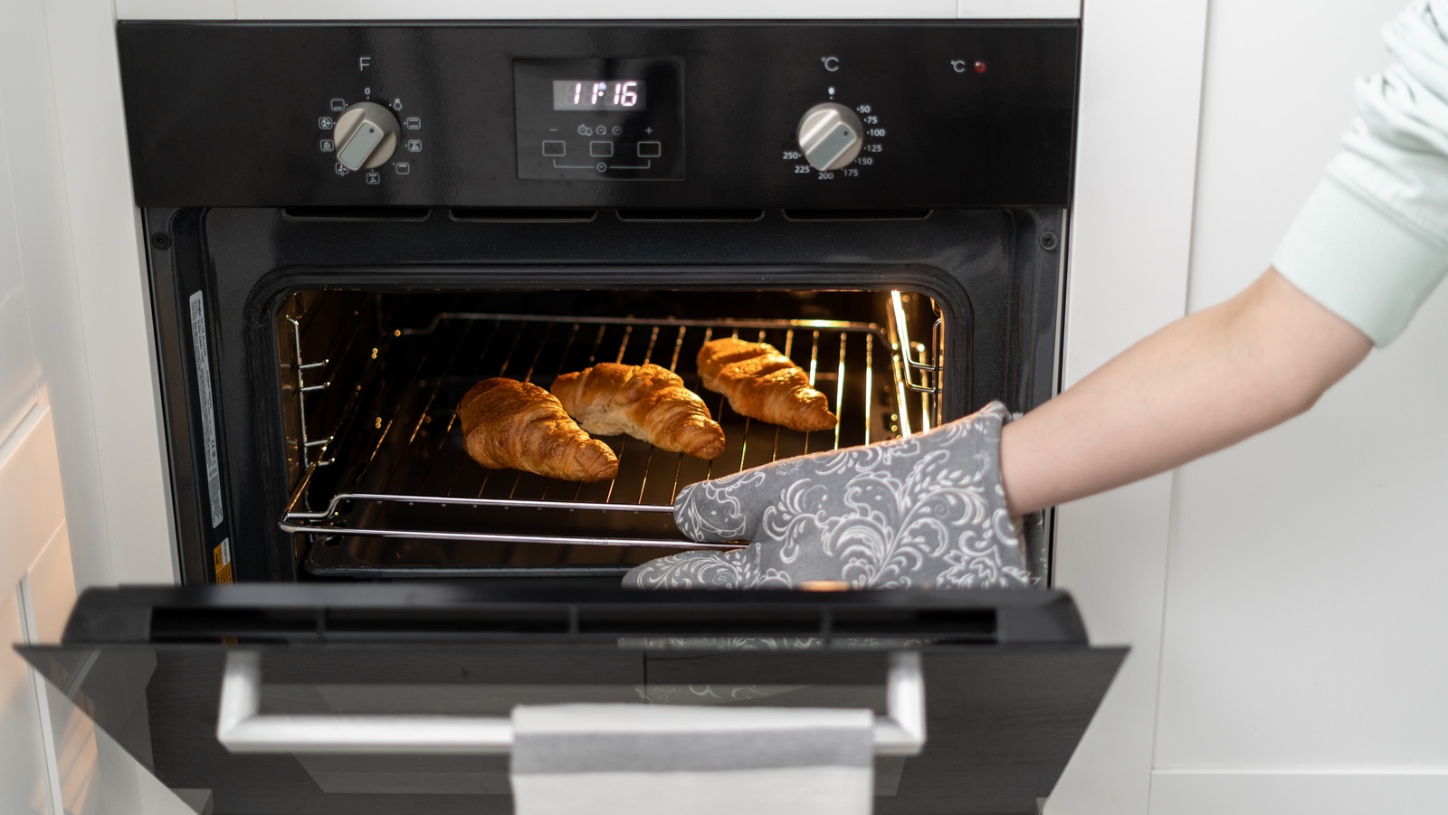 Why It Is A Mistake To Ignore Your Recipe's Suggested Oven Rack Position