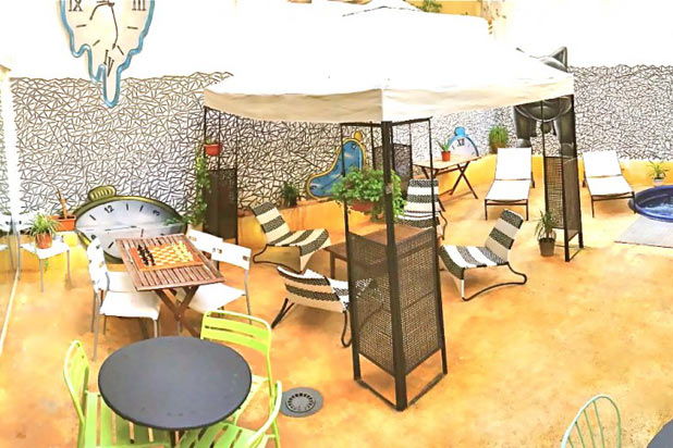 27 Incredible Hostels for Food